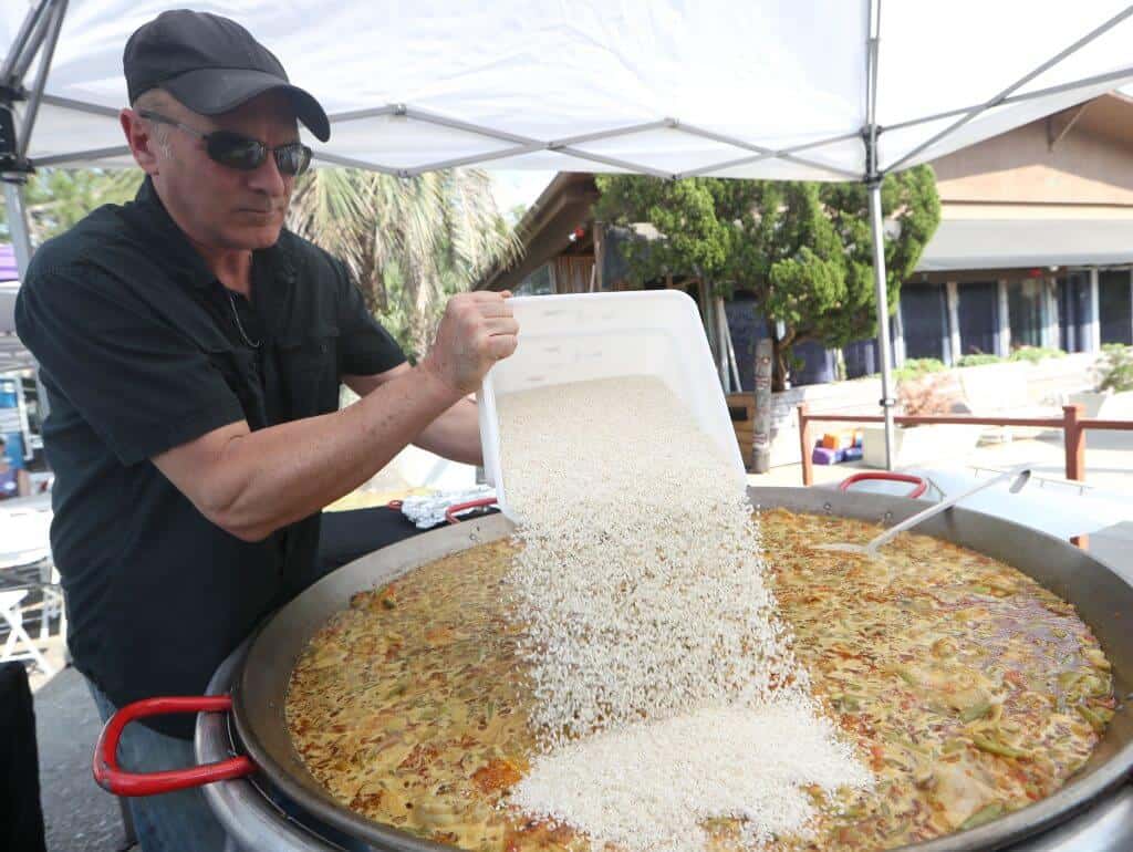 Man with a pan wows with Real Paella at the Growers' Market - Real ...